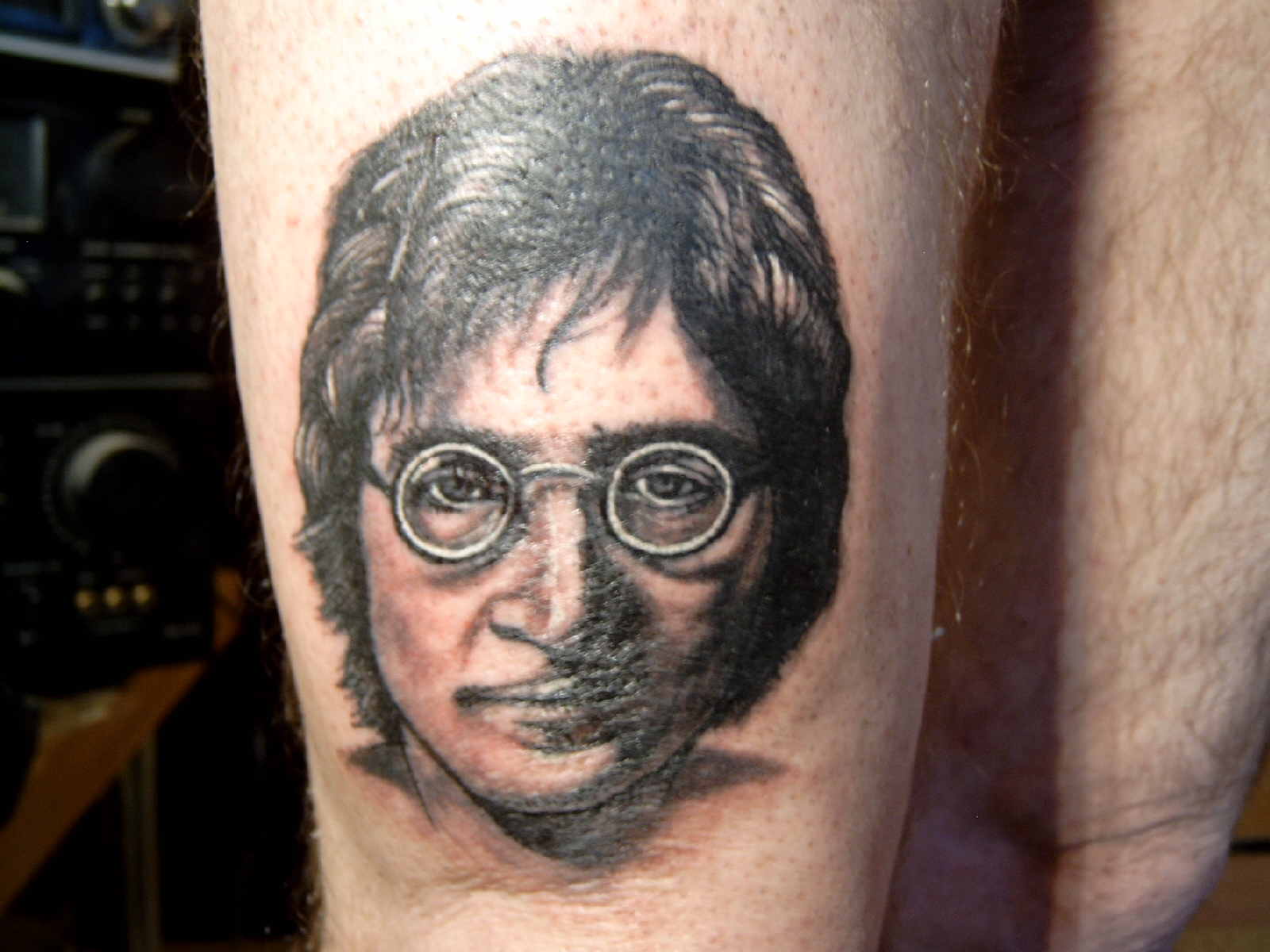 Aba Tattoos Nahaufnahme Der Tätowierer Stützt Sich Auf Des Mädchens